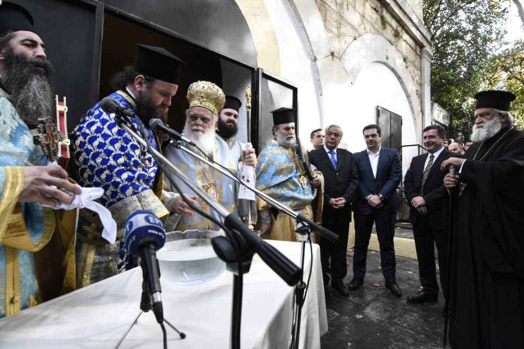 Μια φωτογραφία χίλιες λέξεις: Πώς στάθηκε ο Τσίπρας δίπλα σε Παυλόπουλο ...