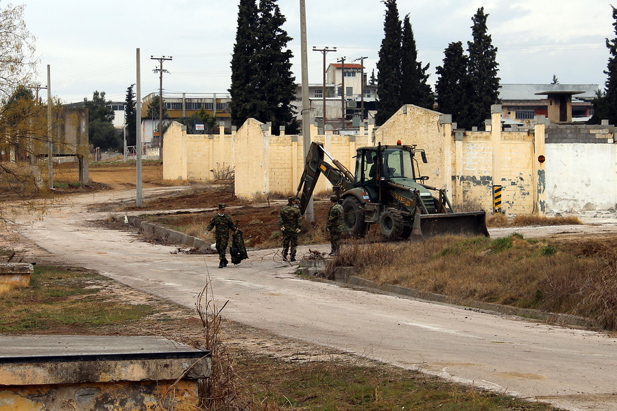 Οι στρατιώτες ετοιμάζουν το στρατόπεδο Σίνδου για τους πρόσφυγες (φωτο ...