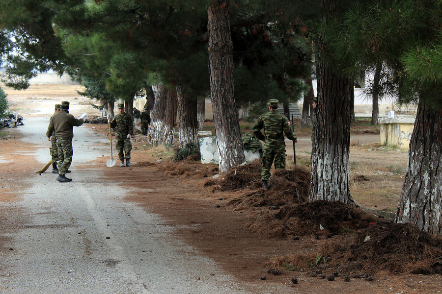 Οι στρατιώτες ετοιμάζουν το στρατόπεδο Σίνδου για τους πρόσφυγες (φωτο ...