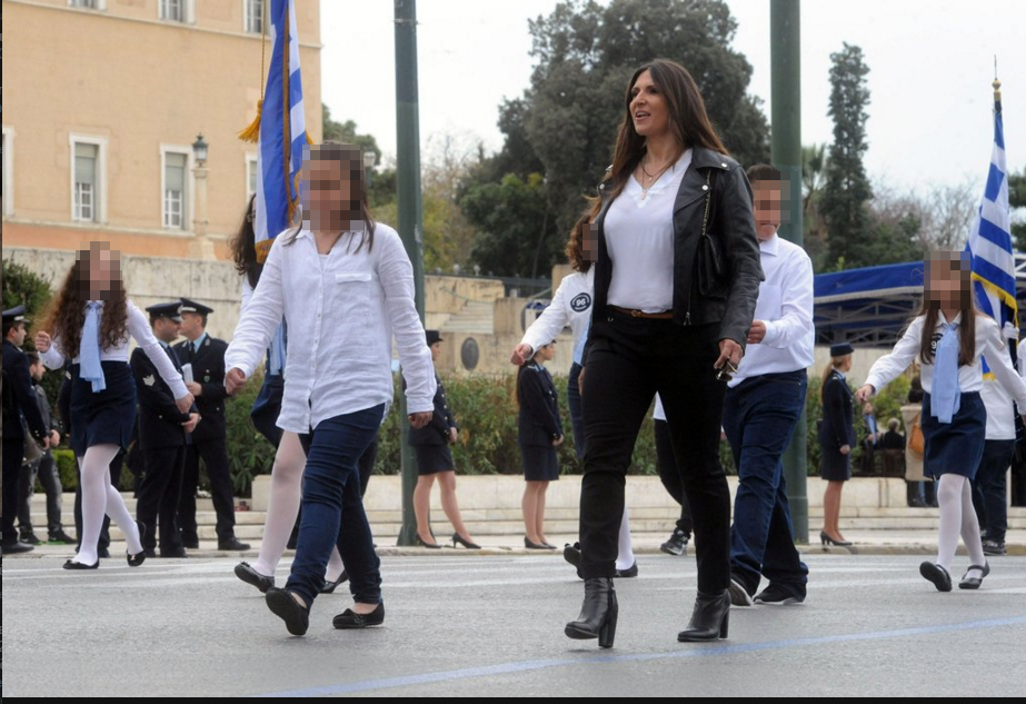 Η δασκάλα που εντυπωσίασε στη μαθητική παρέλαση (φωτο) - Aftodioikisi.gr