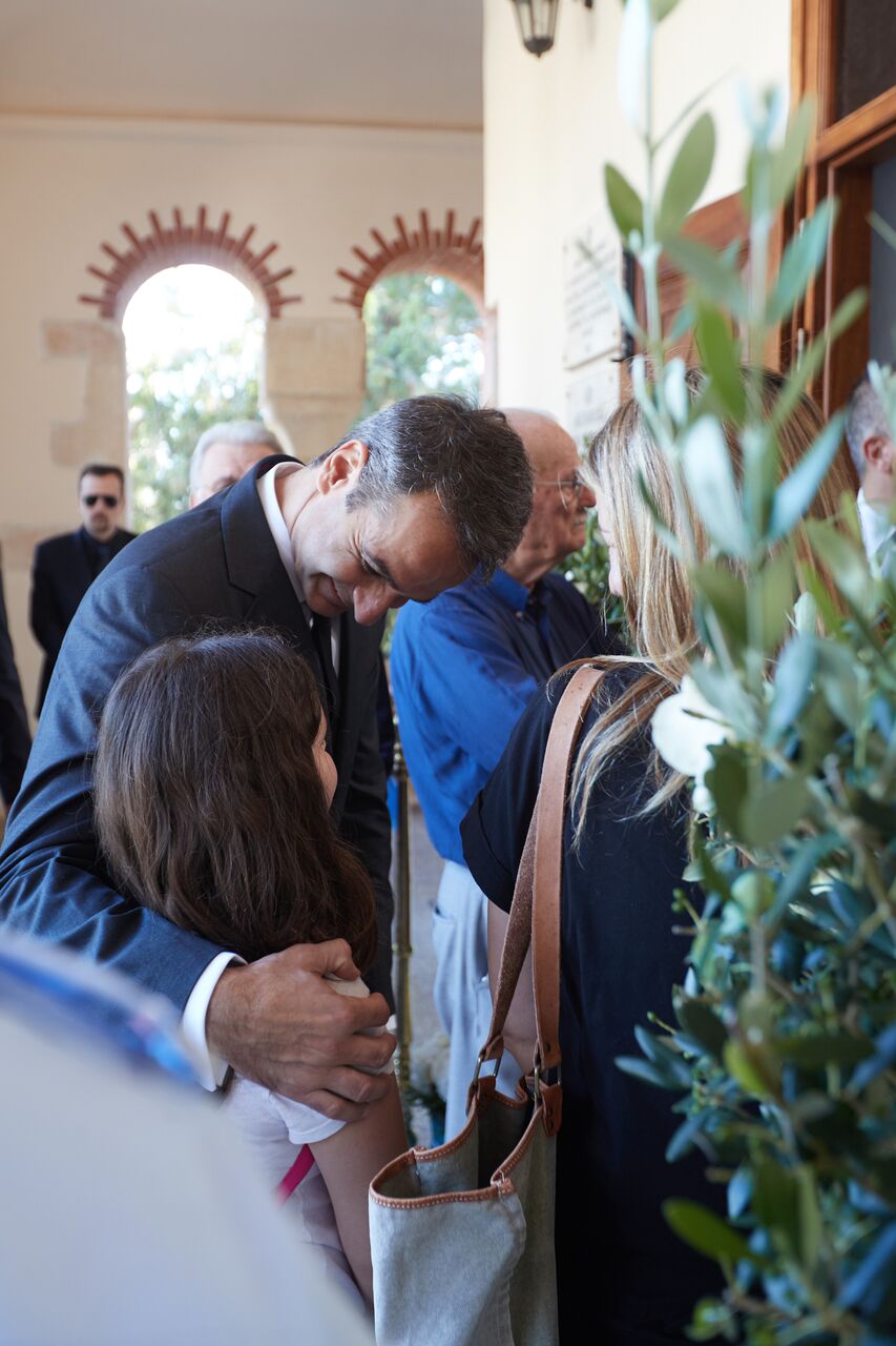 Σύσσωμη η οικογένεια Μητσοτάκη στα Χανιά για το «τελευταίο αντίο» (φωτο ...