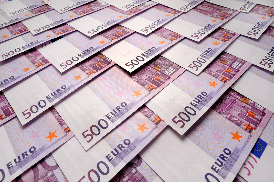 Βρήκαν χαρτονομίσματα των 500 ευρώ πεταμένα σε φράγμα - Aftodioikisi.gr