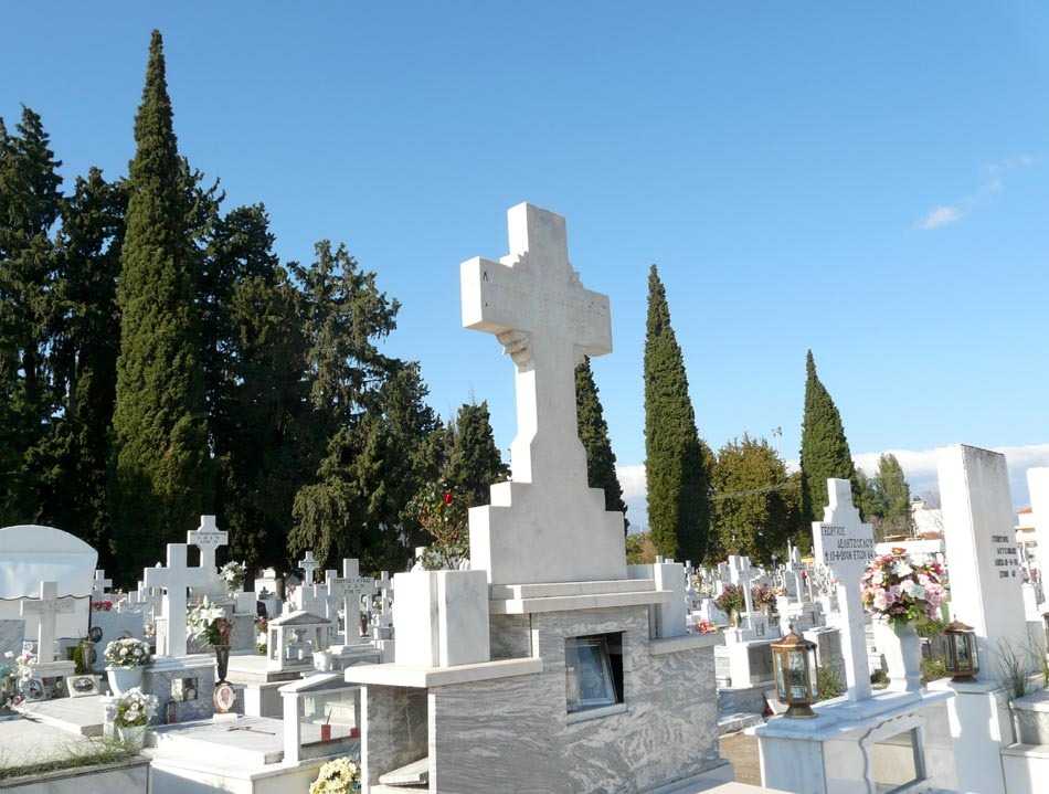 Απίστευτη ιστορία στο νεκροταφείο της Πάτρας! Οι αστυνομικοί δεν ...
