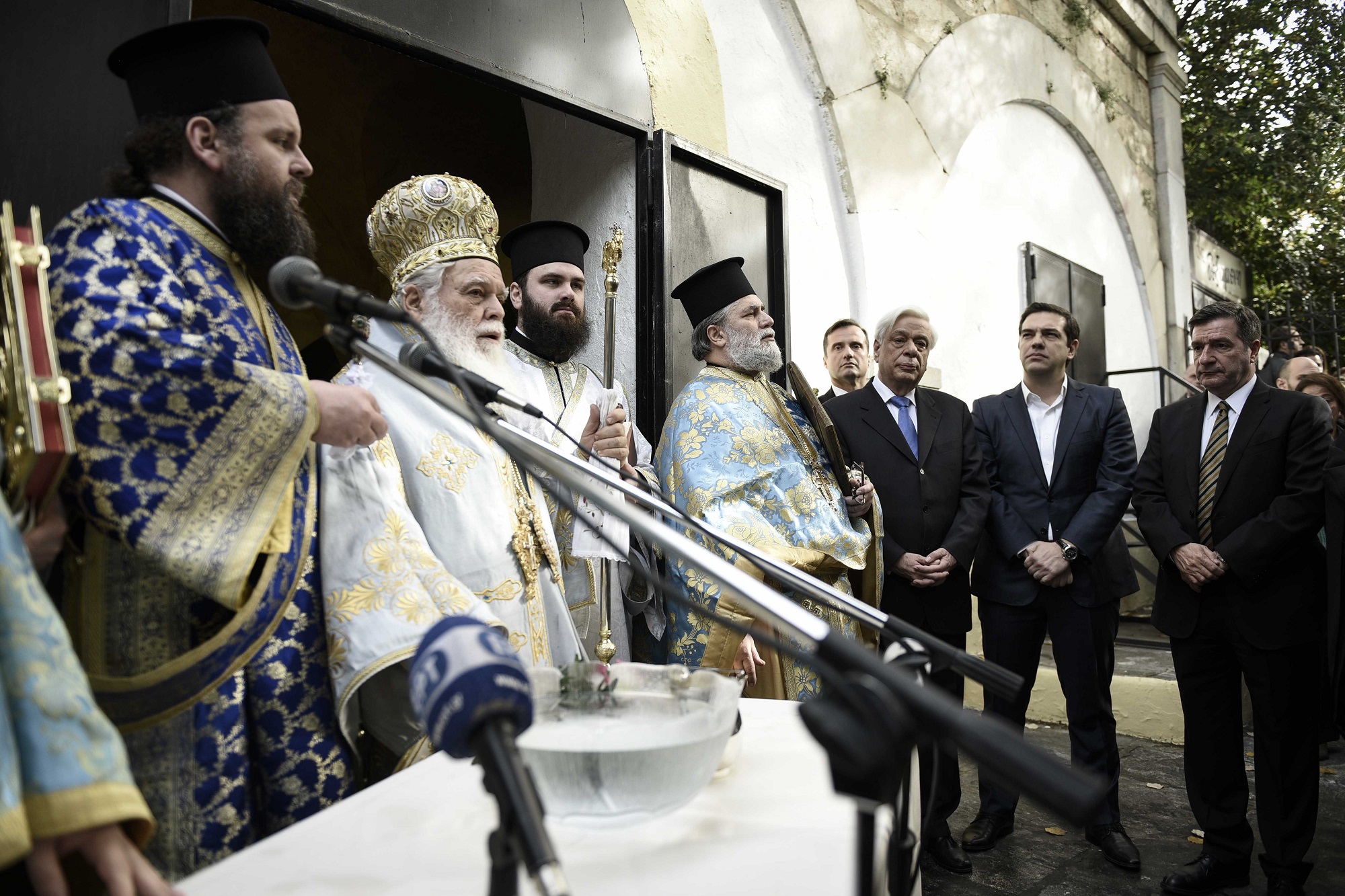 Μια φωτογραφία χίλιες λέξεις: Πώς στάθηκε ο Τσίπρας δίπλα σε Παυλόπουλο ...