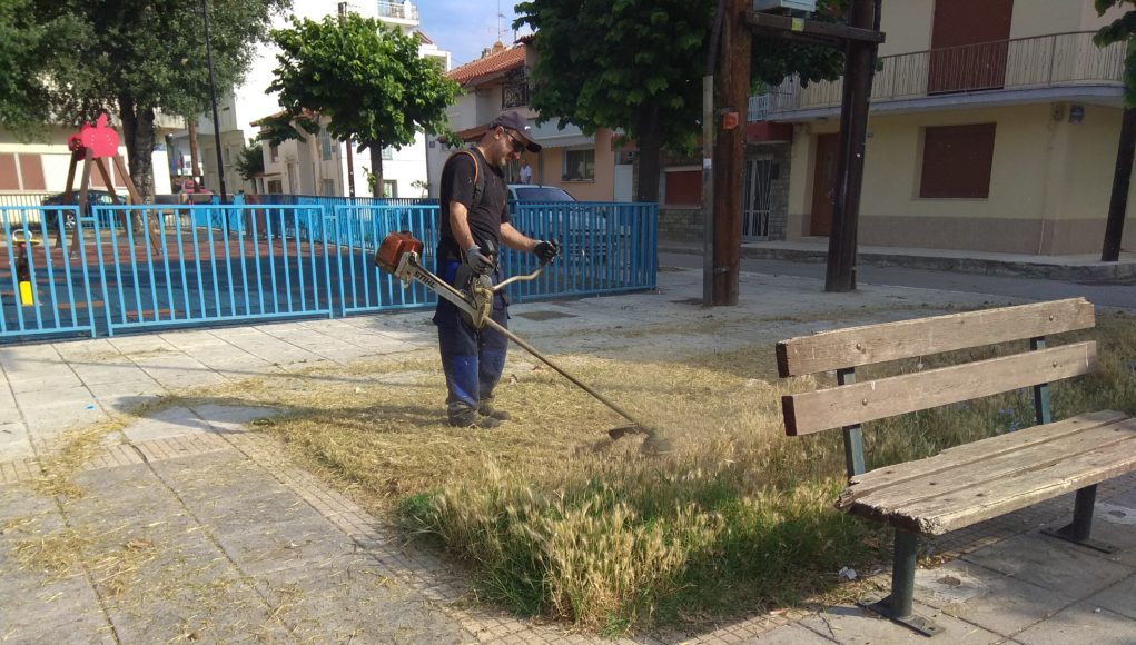 Κρατούμενοι στο πλευρό δημοτικών υπαλλήλων καθαρίζουν μαζί παιδικές ...