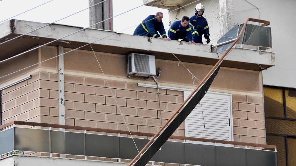 Οι ισχυροί άνεμοι ξήλωσαν κάγκελο ταράτσας διώροφου στην Άνω Γλυφάδα ...