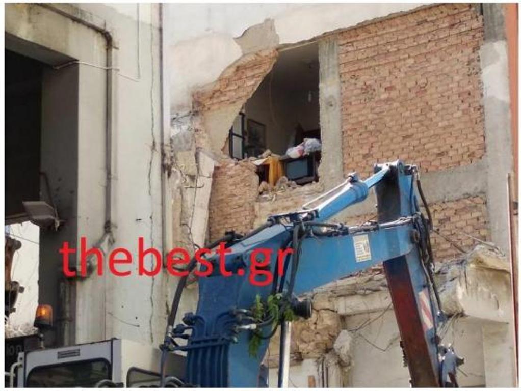 Ξεκίνησαν να γκρεμίζουν το λάθος σπίτι με τον ιδιοκτήτη ακόμα μέσα ...