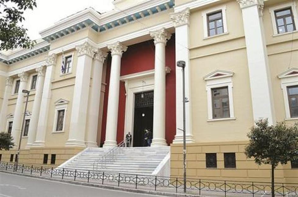 Πάτρα: Πέταξαν μπογιές στο Δικαστικό Μέγαρο (βίντεο) - Aftodioikisi.gr