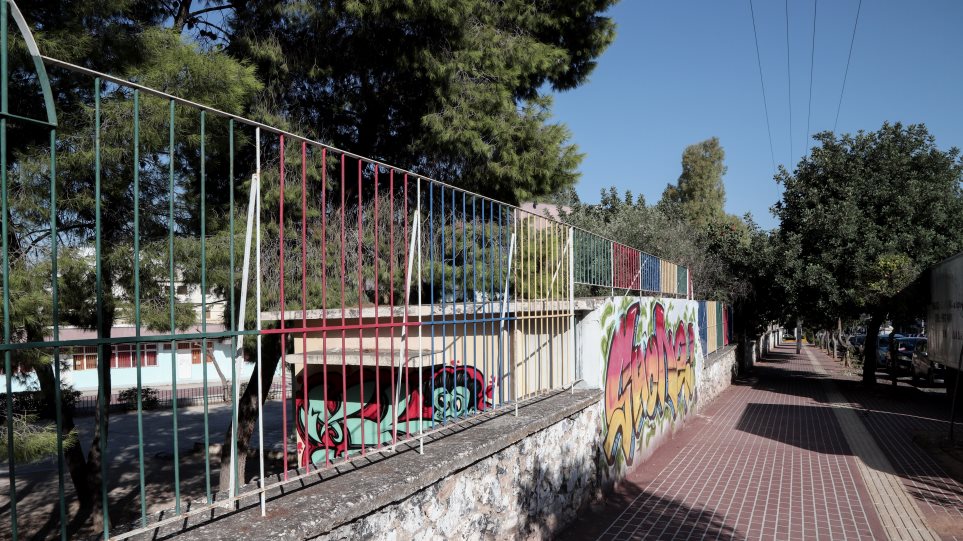 Παντρεμένη καθηγήτρια έκανε σεξ με τον 15χρονο μαθητή της σε χωράφι ...