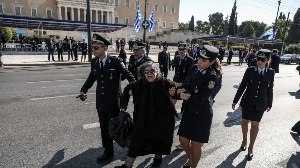 Ελένη Λουκά: Έκανε «ντου» στην παρέλαση - Την απομάκρυναν αστυνομικοί ...