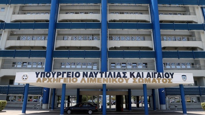 Ναυπηγοεπισκευαστική ζώνη : Συγκέντρωση εργαζομένων έξω από το υπ ...