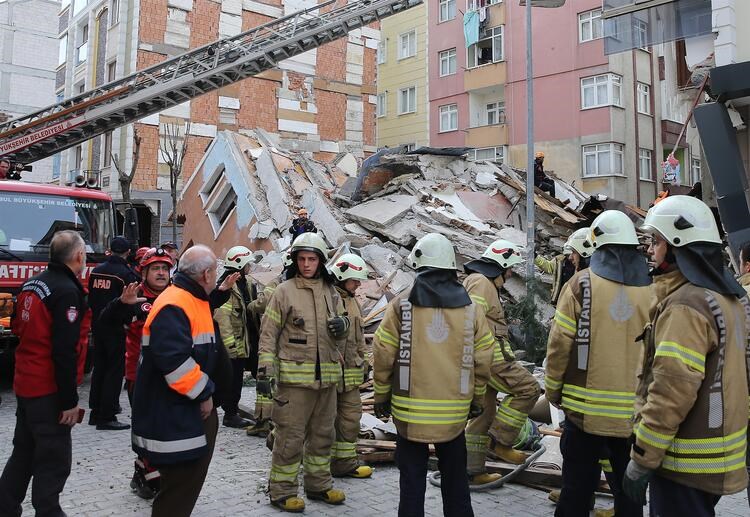 Κατέρρευσε 7οροφο κτίριο στην Κωνστατινούπολη (φωτο) - Aftodioikisi.gr