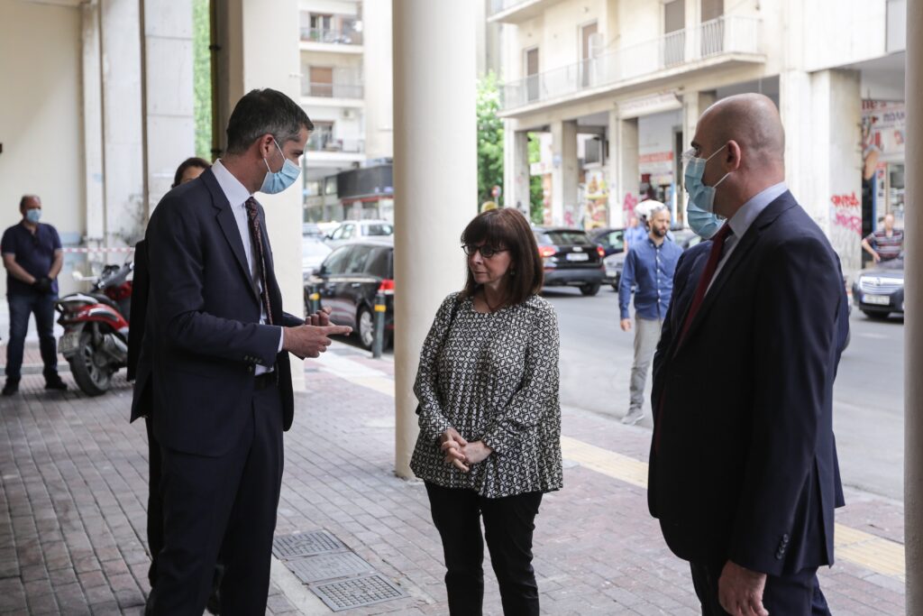 Δ. Αθηναίων: Τηλέφωνα και email για την εξυπηρέτηση στο Ληξιαρχείο και ...