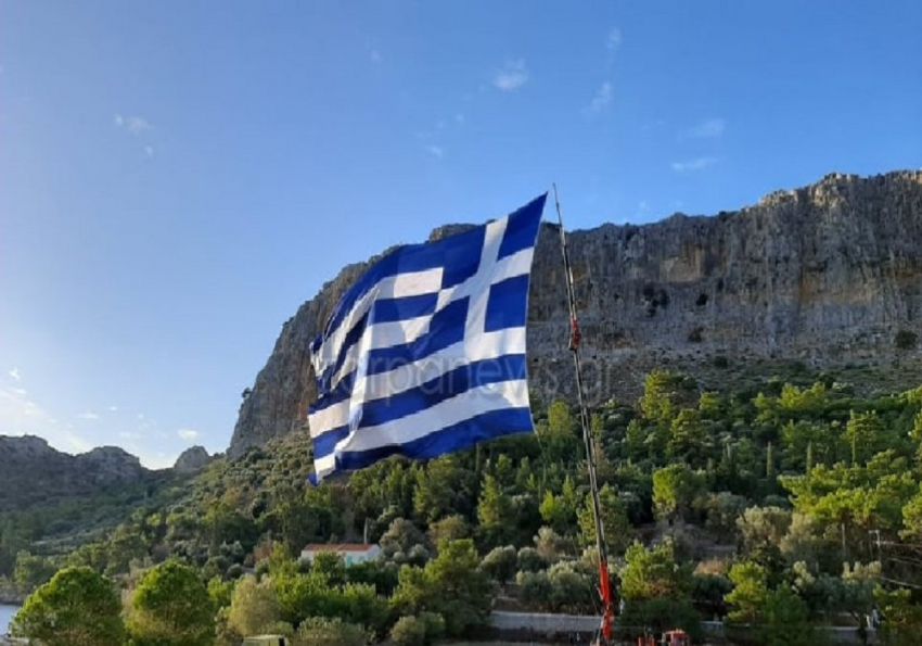 Καστελόριζο: Κρητικός ύψωσε την μεγαλύτερη ελληνική σημαία ...