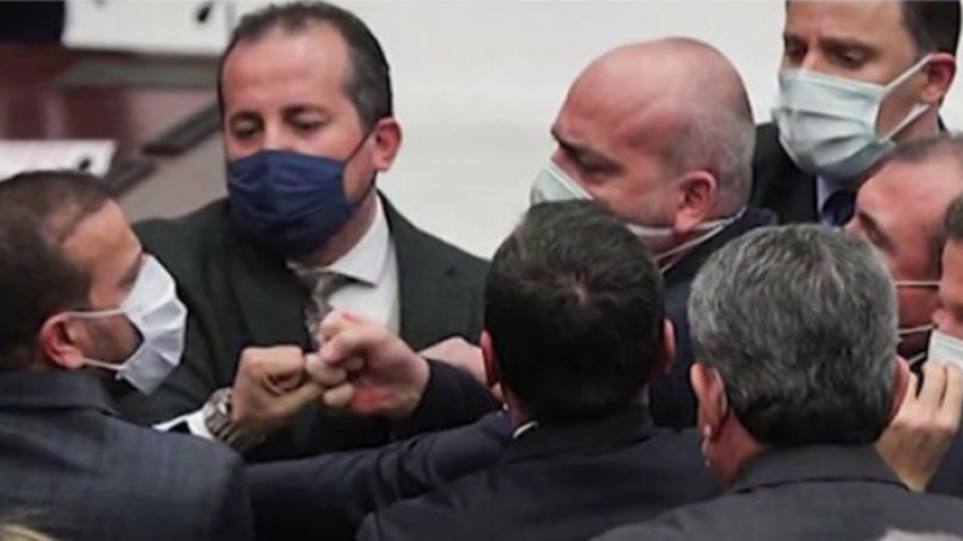 «Ρινγκ» το τουρκικό κοινοβούλιο (βίντεο) - Aftodioikisi.gr