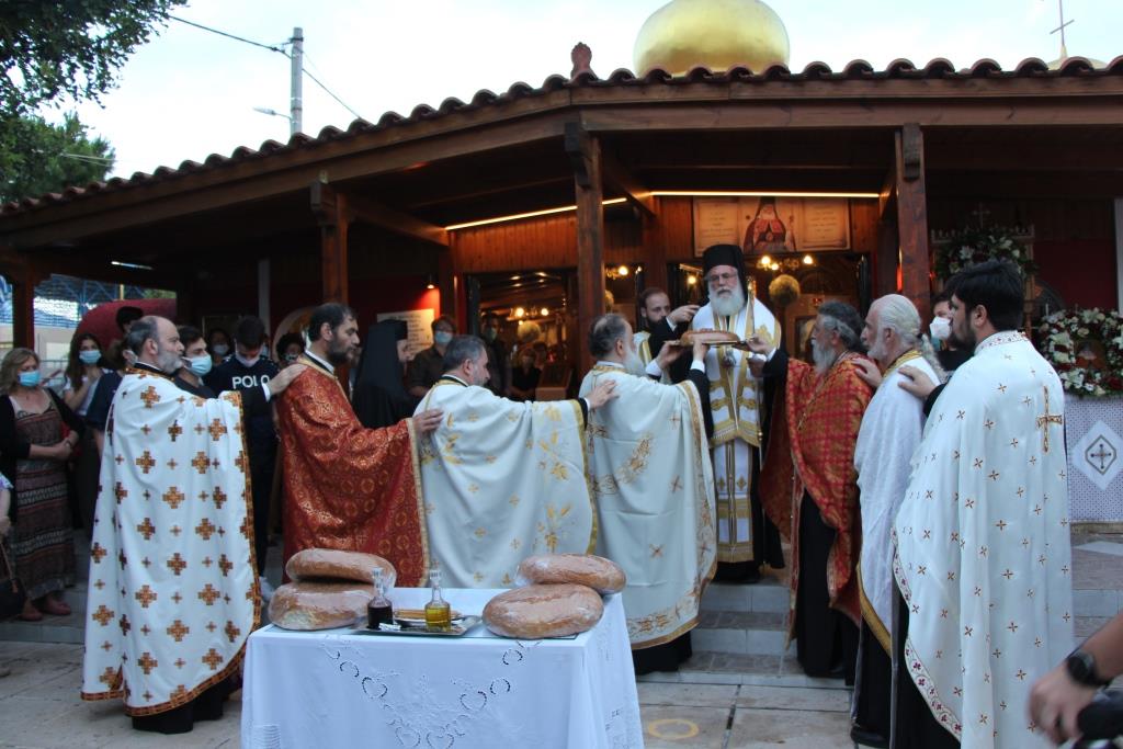 Κατάνυξη και μεγαλοπρέπεια στον Εσπερινό του Αγίου Λουκά του Ιατρού Άνω ...