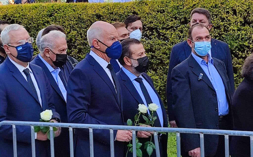 Κηδεία Φώφης Γεννηματά: Με λευκά τριαντάφυλλα οι βουλευτές του ΚΙΝΑΛ ...