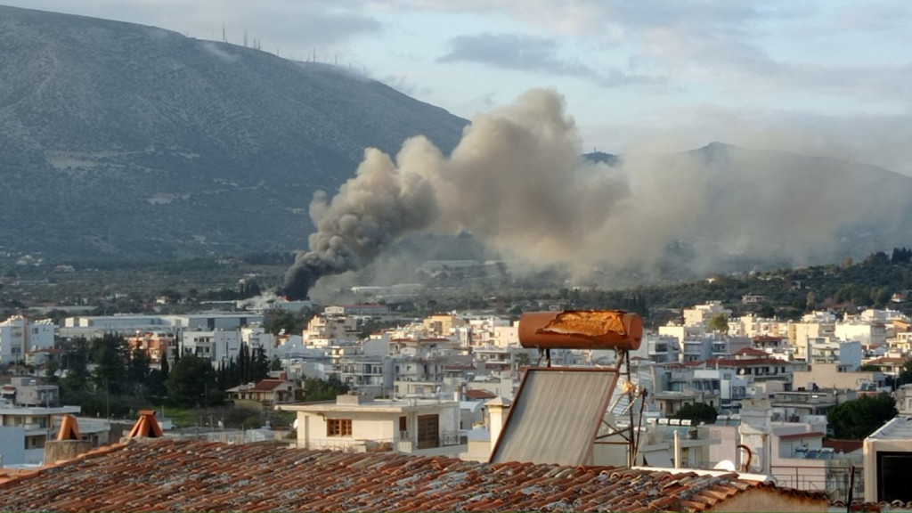 Κορωπί: Μεγάλη πυρκαγιά σε αποθηκευτικό χώρο - Aftodioikisi.gr