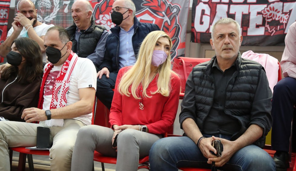 Ο Γεραπετρίτης με κασκόλ του Ολυμπιακού (φωτο) - Aftodioikisi.gr