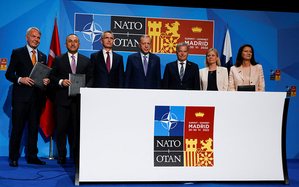 NATO: Τι κερδίζει η Τουρκία από τη συμφωνία με Φινλανδία και Σουηδία ...