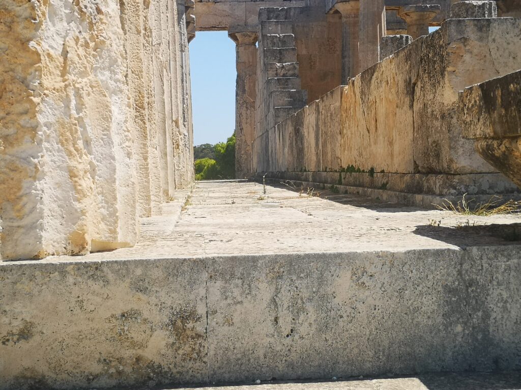 Eικόνες εγκατάλειψης στο ναό της Αφαίας στην Αίγινα (φωτο ...