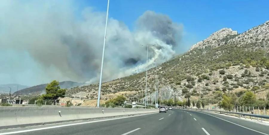 Φωτιά στην Ελευσίνα: Έκλεισε η Αθηνών – Κορίνθου - Aftodioikisi.gr