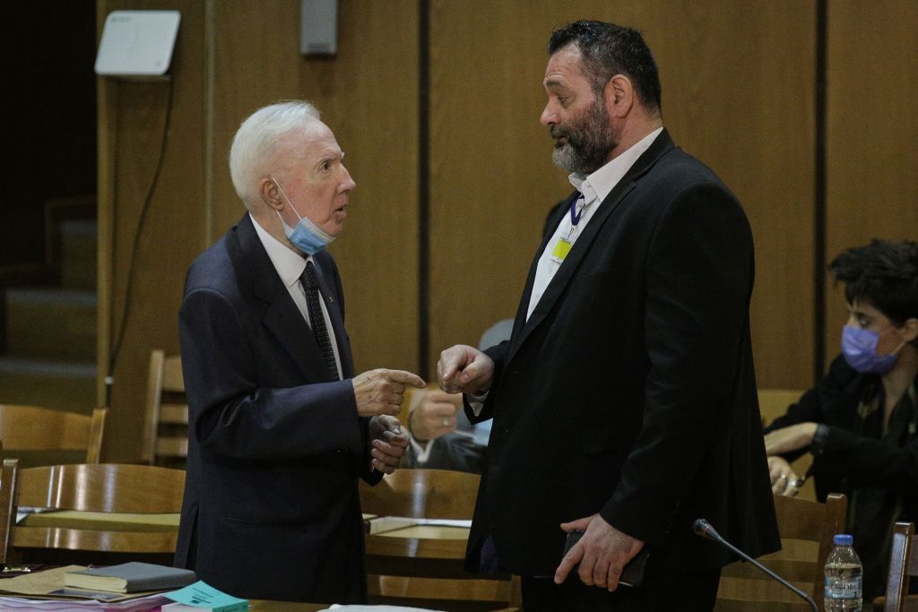 O Κωνσταντίνος Πλεύρης χαιρετά ναζιστικά στη δίκη της Χρυσής Αυγής ...