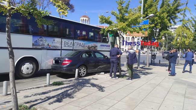 Θεσσαλονίκη: Σύγκρουση ΙΧ με πούλμαν στο κέντρο - Aftodioikisi.gr