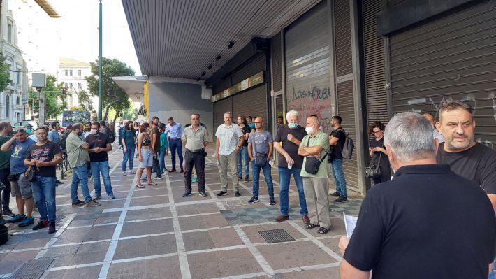 Παράσταση διαμαρτυρίας στο υπ. Εργασίας για τη στήριξη των απεργών της ...