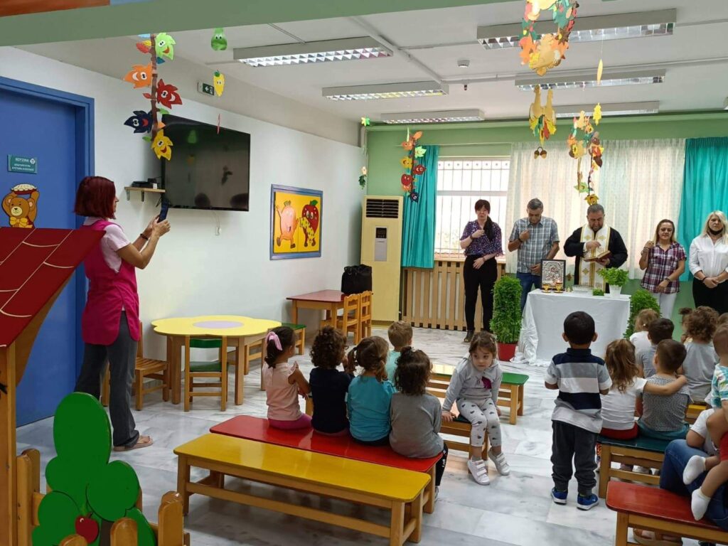 Δ. Φυλής: Αγιασμός για τη νέα χρονιά στους Παιδικούς Σταθμούς Ζεφυρίου ...