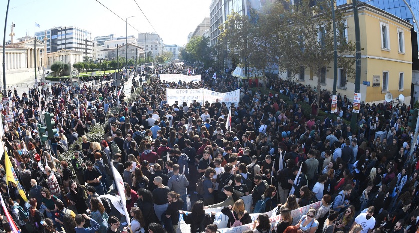 Στιγμιότυπα από τη μεγάλη απεργιακή διαδήλωση στην Αθήνα (9/11) : r/greece