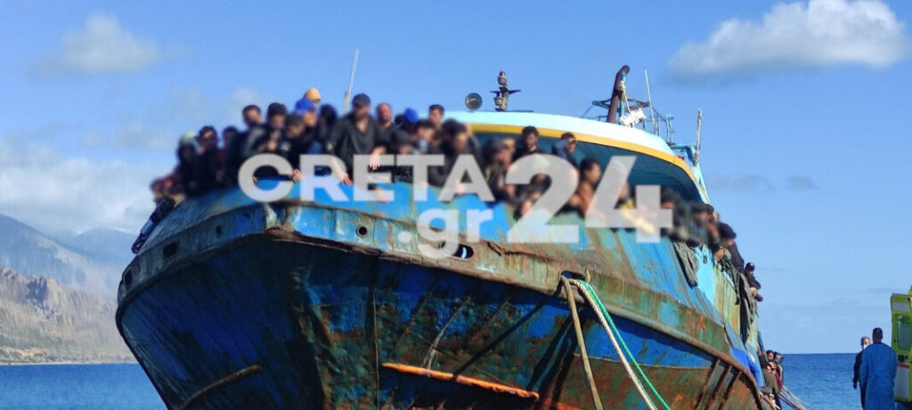 Χανιά: Υποχρεωτική εκκένωση αλιευτικού που μετέφερε 500 μετανάστες ...