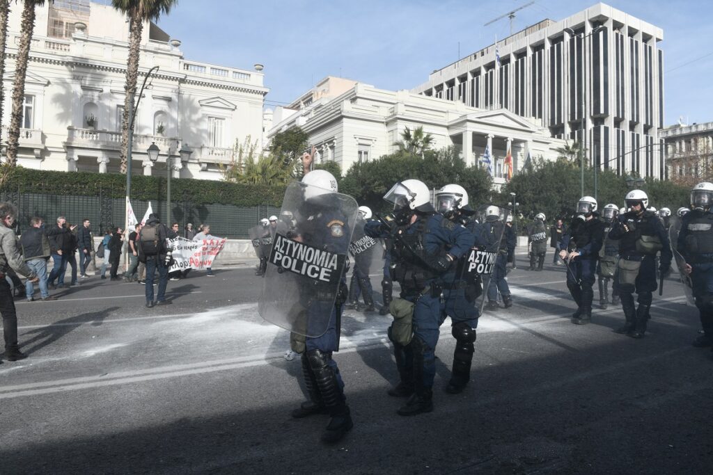 Επεισόδια έξω από τη Βουλή-Έπεσαν χημικά στην πορεία των εκπαιδευτικών ...