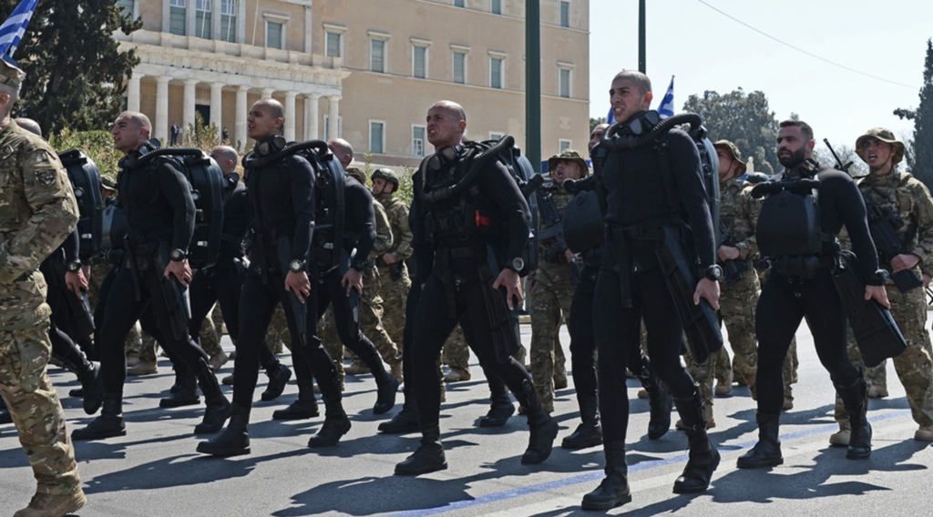 Μεγαλειώδης στρατιωτική παρέλαση για την 25η Μαρτίου - Aftodioikisi.gr
