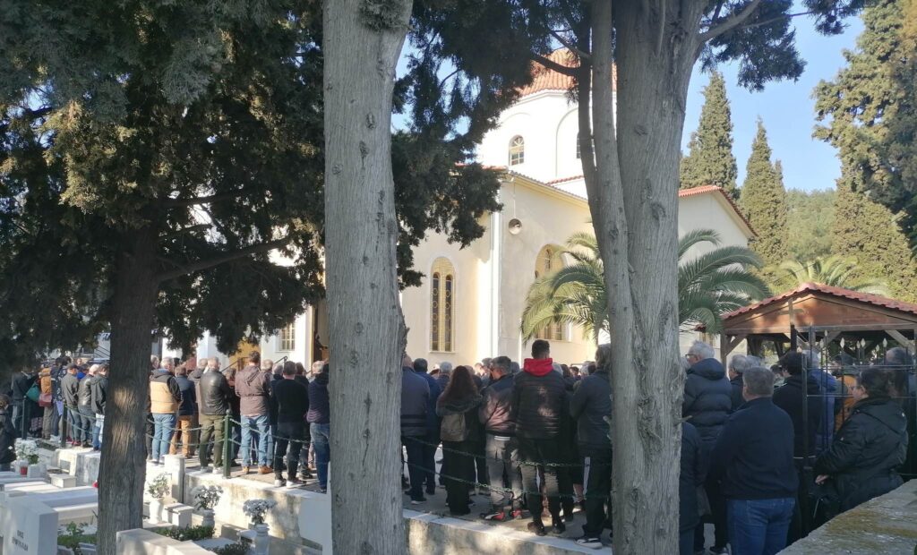 Τέμπη: Ατέλειωτος πόνος στην κηδεία του 22χρονου Ιορδάνη Αδαμάκη ...
