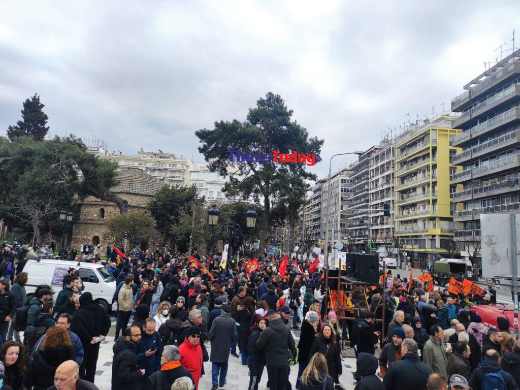 Θεσσαλονίκη: Χιλιάδες πολίτες στους δρόμους για την τραγωδία στα Τέμπη ...