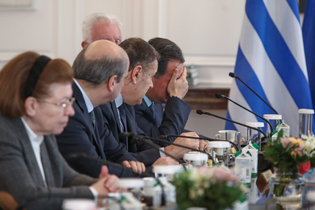 «Πλάνταξαν» στο κλάμα στο υπουργικό (φωτο) - Aftodioikisi.gr