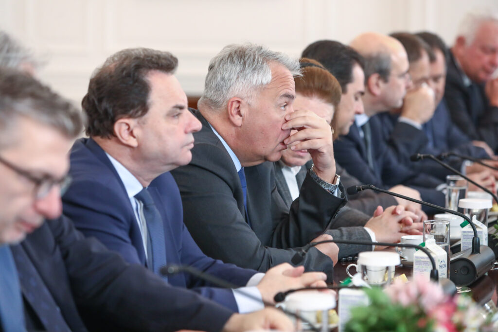 «Πλάνταξαν» στο κλάμα στο υπουργικό (φωτο) - Aftodioikisi.gr
