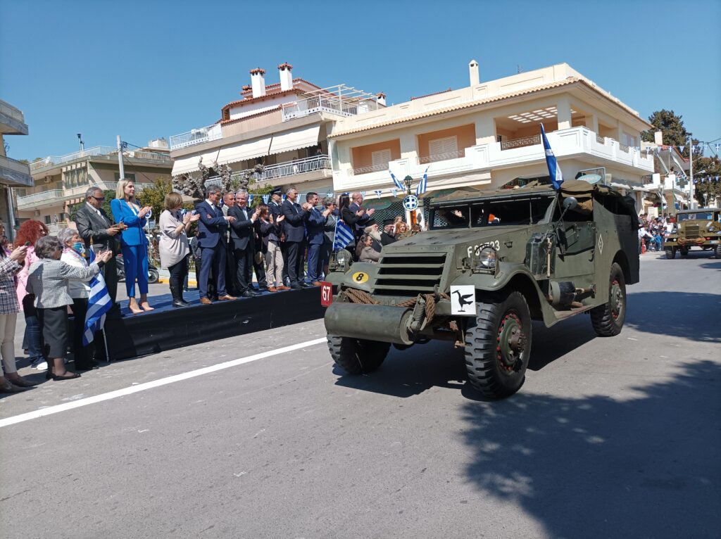 Δ. Παιανίας: Ιστορικά πολεμικά οχήματα έδωσαν το παρών στην παρέλαση ...
