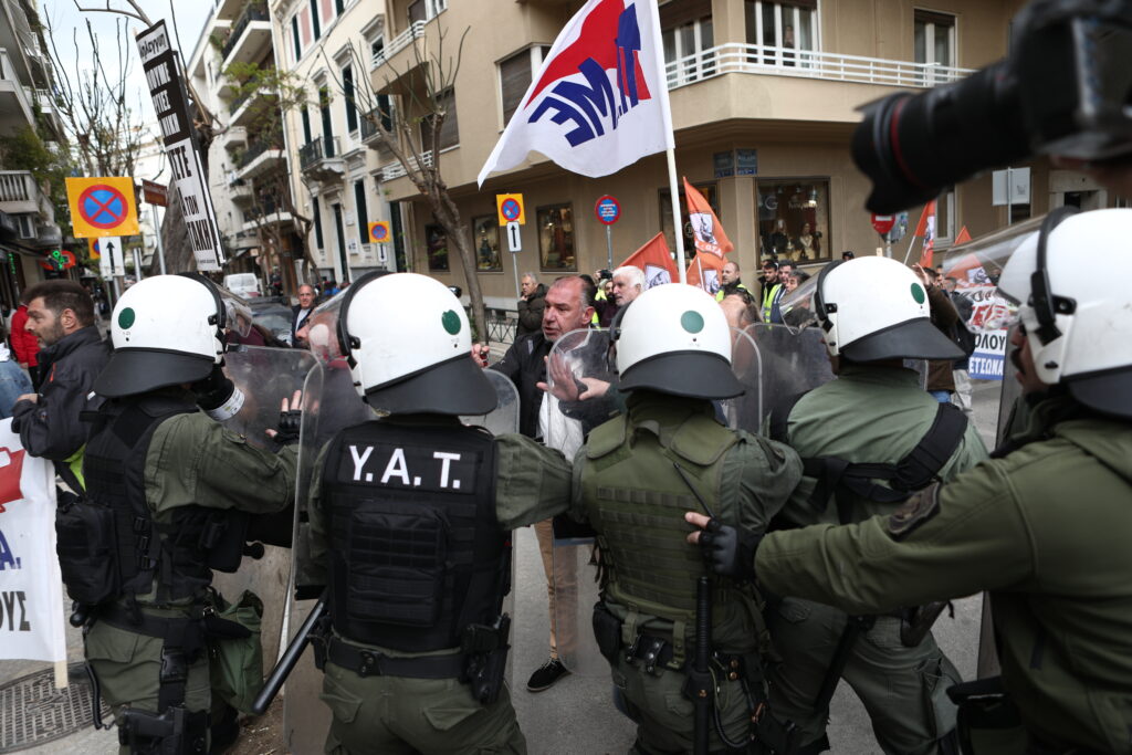 Χημικά και μπλόκο της Αστυνομίας στους απεργούς των δήμων - Aftodioikisi.gr