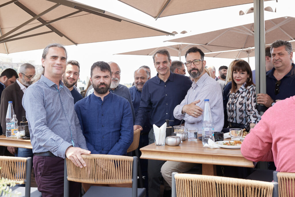 Χαλαρή συνάντηση Μητσοτάκη με τους διαπιστευμένους δημοσιογράφους της ...