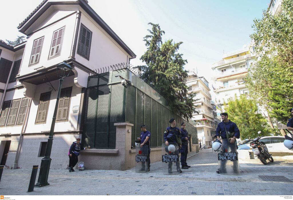 Κοσμοσυρροή Τούρκων στο τουρκικό Προξενείο - Στις κάλπες οι κάτοικοι ...