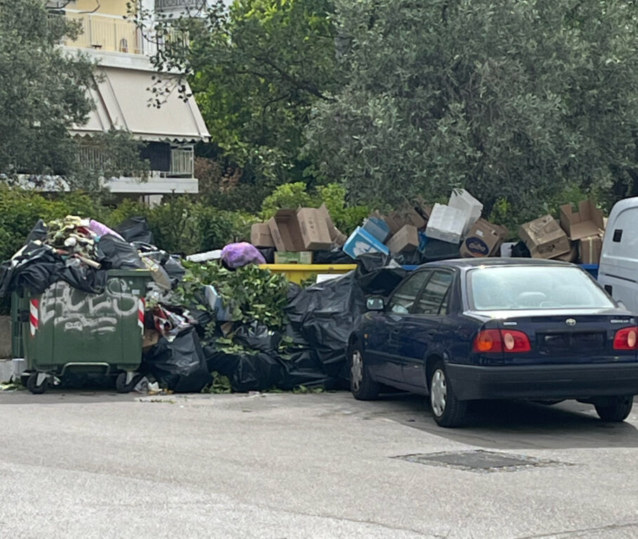 Ξεχειλισμένοι οι κάδοι σκουπιδιών σε Πεντέλη - Μελίσσια (φωτογραφίες ...