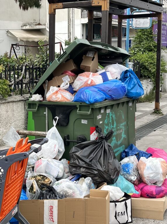 Ξεχειλισμένοι οι κάδοι σκουπιδιών σε Πεντέλη - Μελίσσια (φωτογραφίες ...