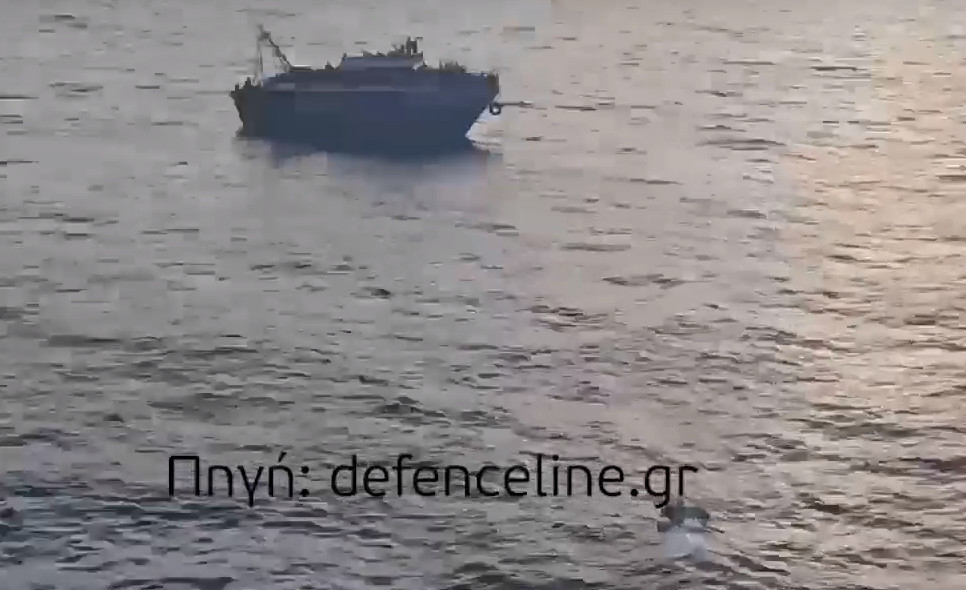 Ναυάγιο Πύλου: Βίντεο με εμπορικό πλοίο να προμηθεύει με τρόφιμα και ...