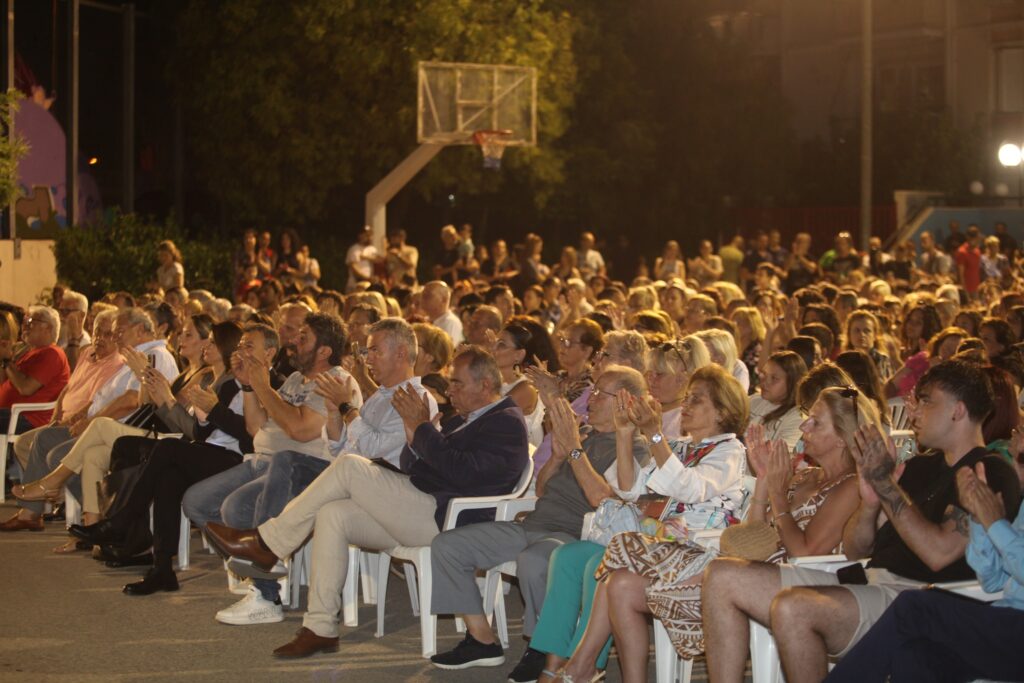 Τραγούδησαν για τη ζωη του 9χρονου Γιαννη στο 1ο Δημοτικό σχολείο Ρέντη ...
