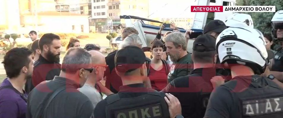 Ένταση έξω από το δημαρχείο Βόλου - Τι ζητούν οι πολίτες - Aftodioikisi.gr
