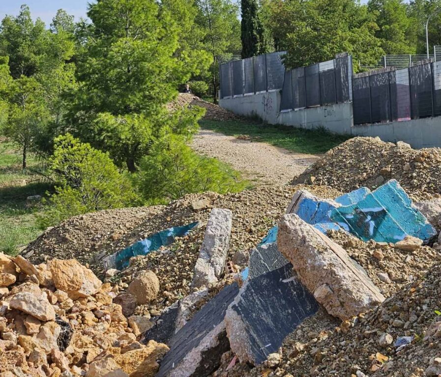 Άλσος Βεΐκου: Εργολάβοι ρίχνουν μπάζα με την ανοχή δημοτικής αρχής ...