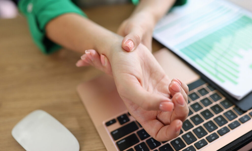 Σύνδρομο Καρπιαίου Σωλήνα: Τι είναι - Ποια είναι τα συμπτώματα - Πώς ...