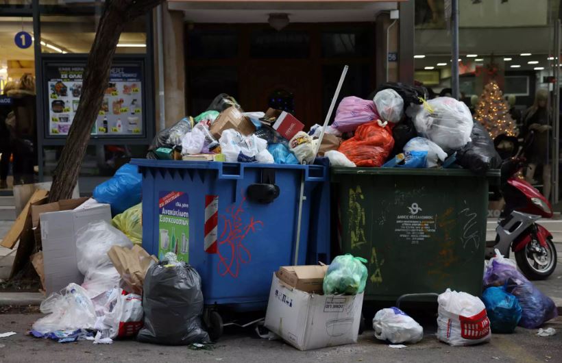«Πνίγεται» στα σκουπίδια η Νότια Κέρκυρα - Aftodioikisi.gr